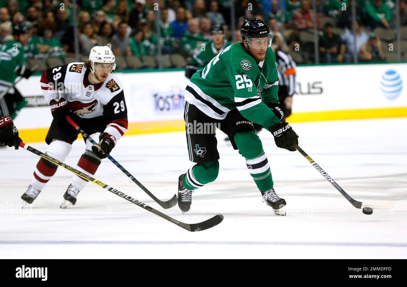 Dallas Stars right wing Brett Ritchie (25) tries to get the puck past ...