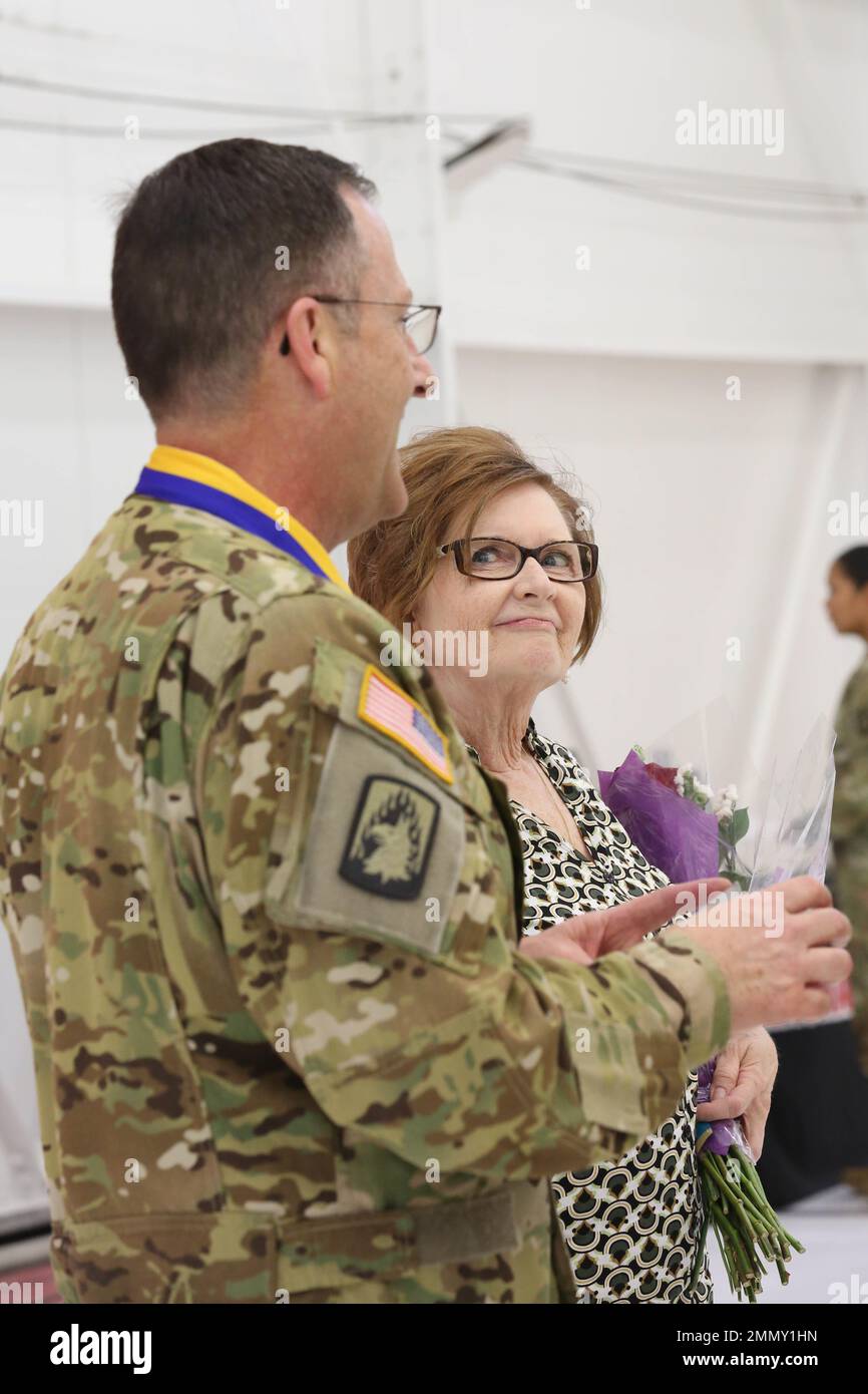 La cerimonia di ritiro di Patrick J. Muenks, Chief Warrant Officer Five (CW5), si svolge presso ...