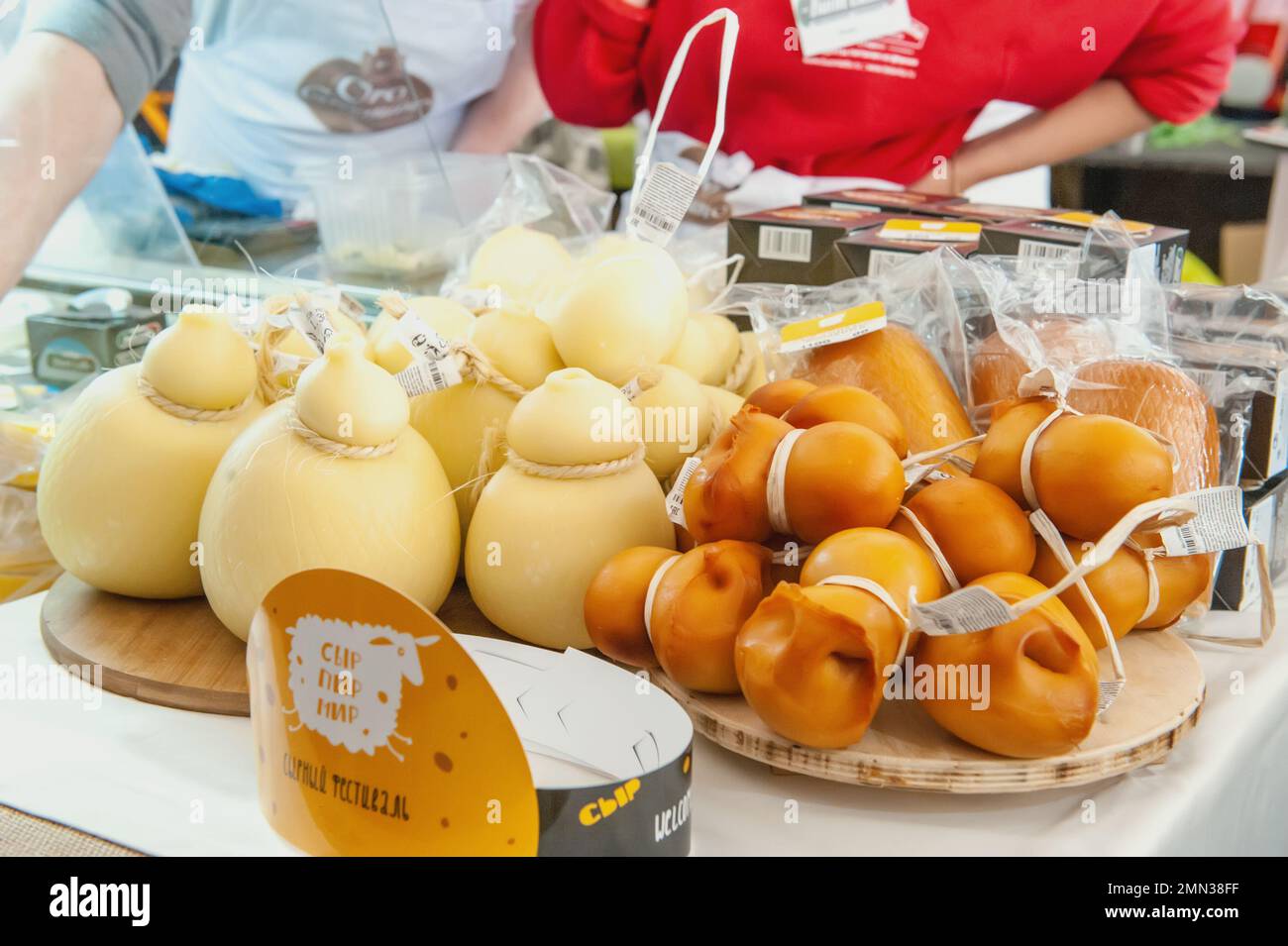 Vendita di formaggi di diverse varietà di Silano affumicato e Bianca ...