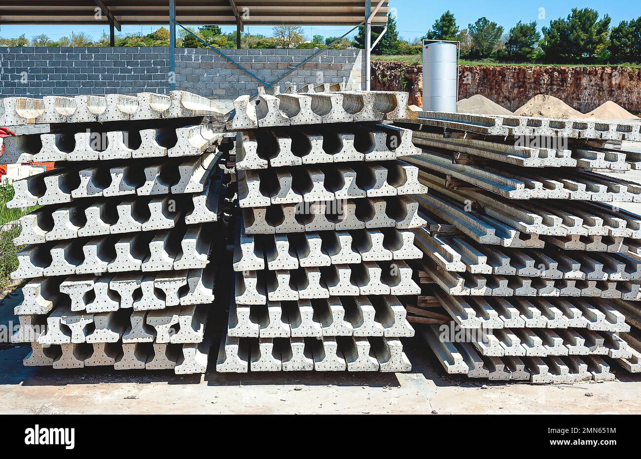 pali in cemento a trave corta i in fabbrica. barre in cemento armato ...