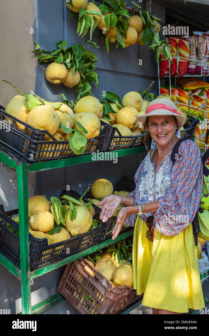 Capri lemons immagini e fotografie stock ad alta risoluzione - Alamy