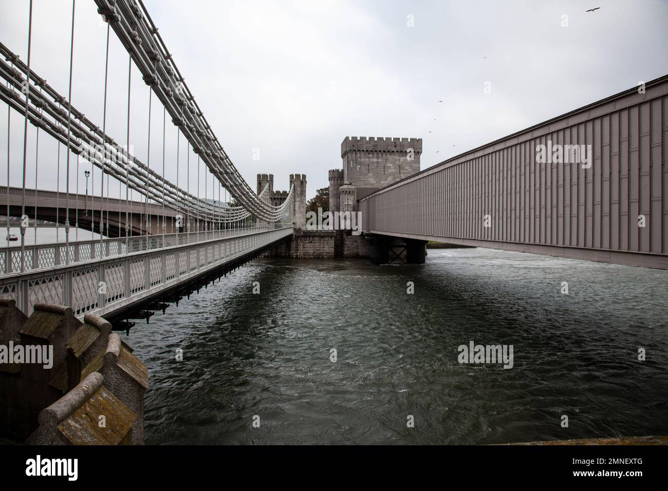 Il ponte ferroviario di conwy corre parallelo al ponte sospeso immagini ...
