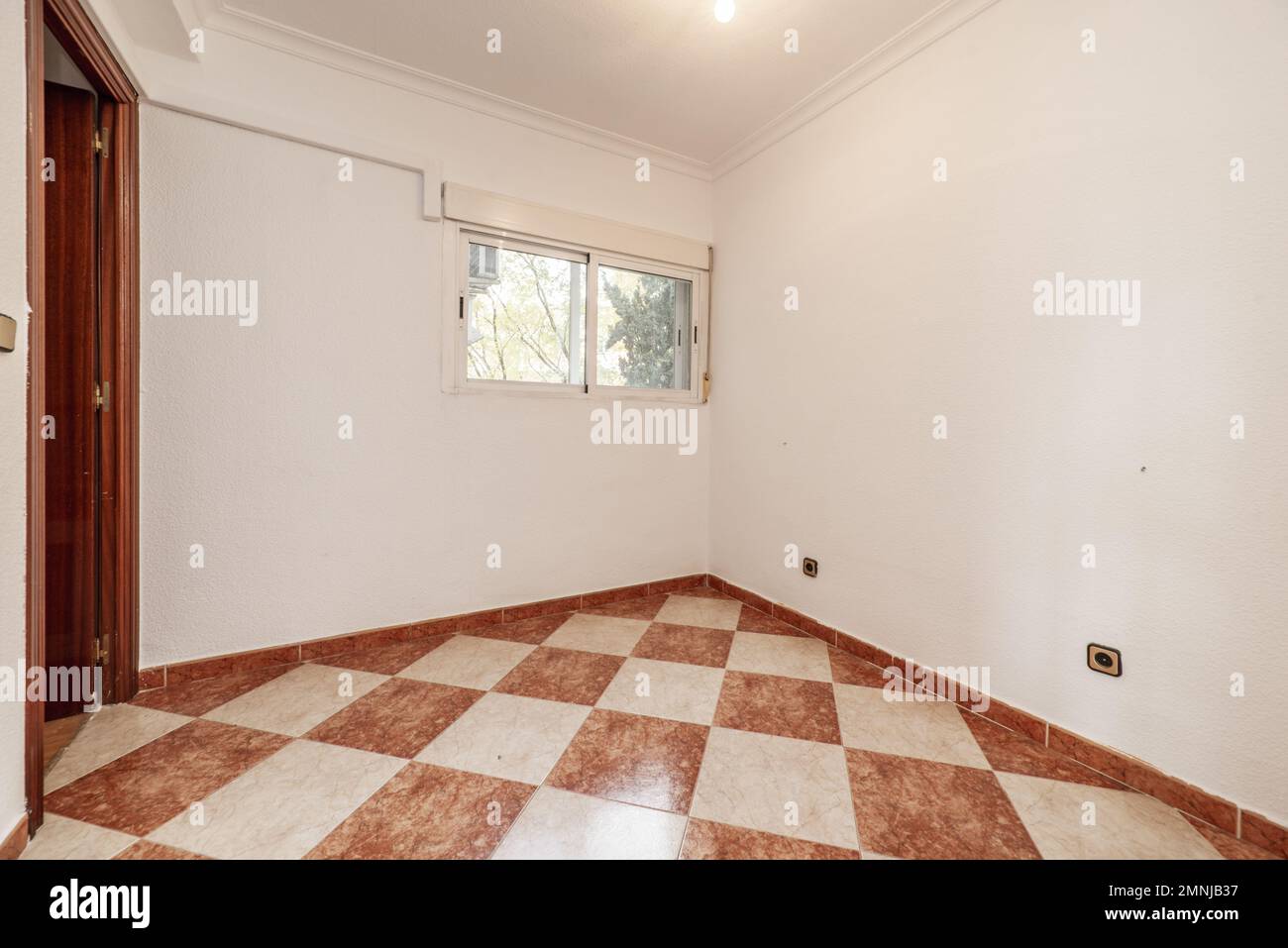 Camera vuota con pareti lisce dipinte di bianco, pavimenti in gres a ...