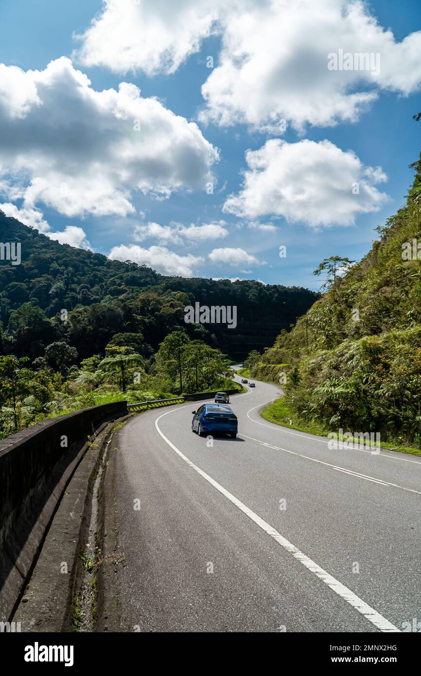 L'auto attraversa la strada di montagna tortuosa. Strada asfaltata ...