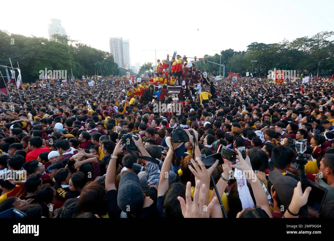 Filipino Roman Catholic devotees jostle to get closer and kiss the ...