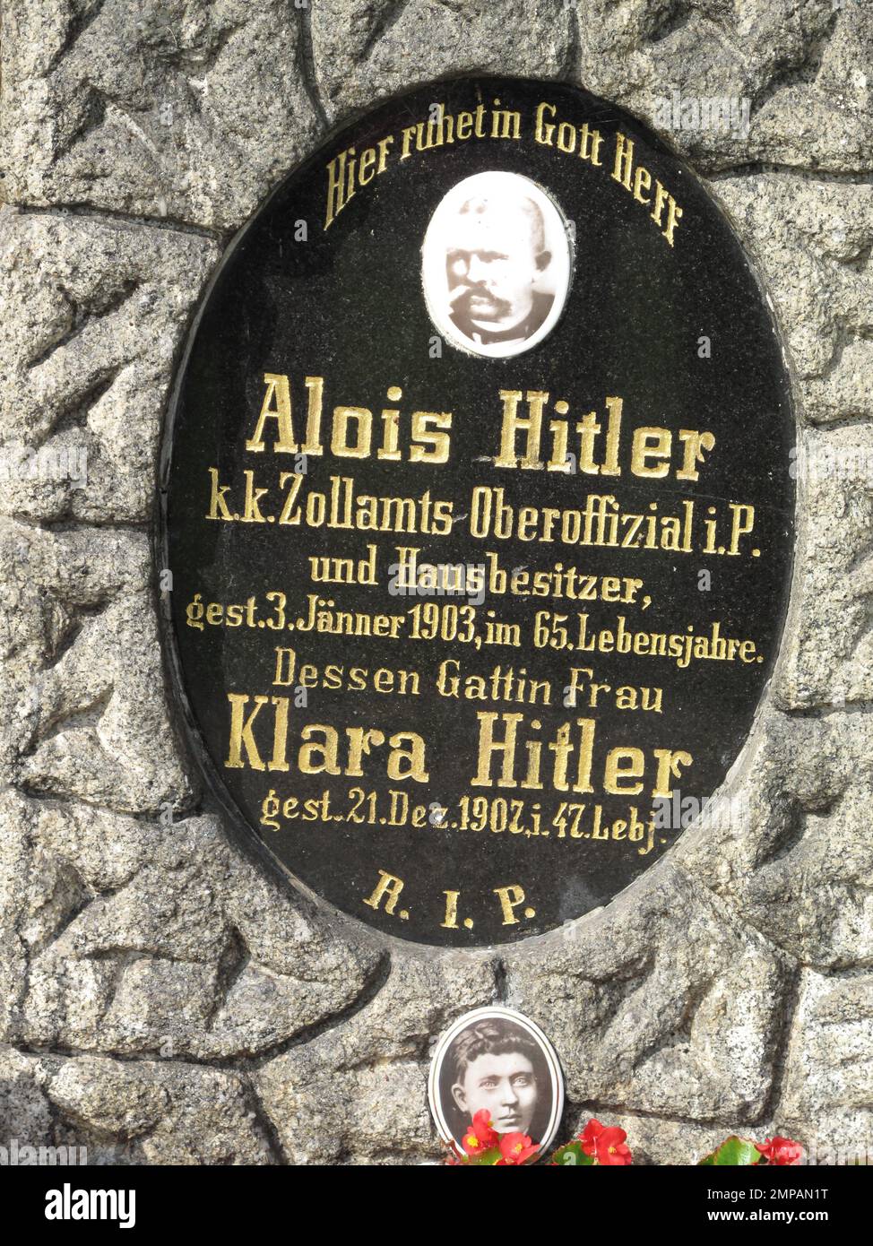 The grave of the parents of adolf hitler immagini e fotografie stock ad ...