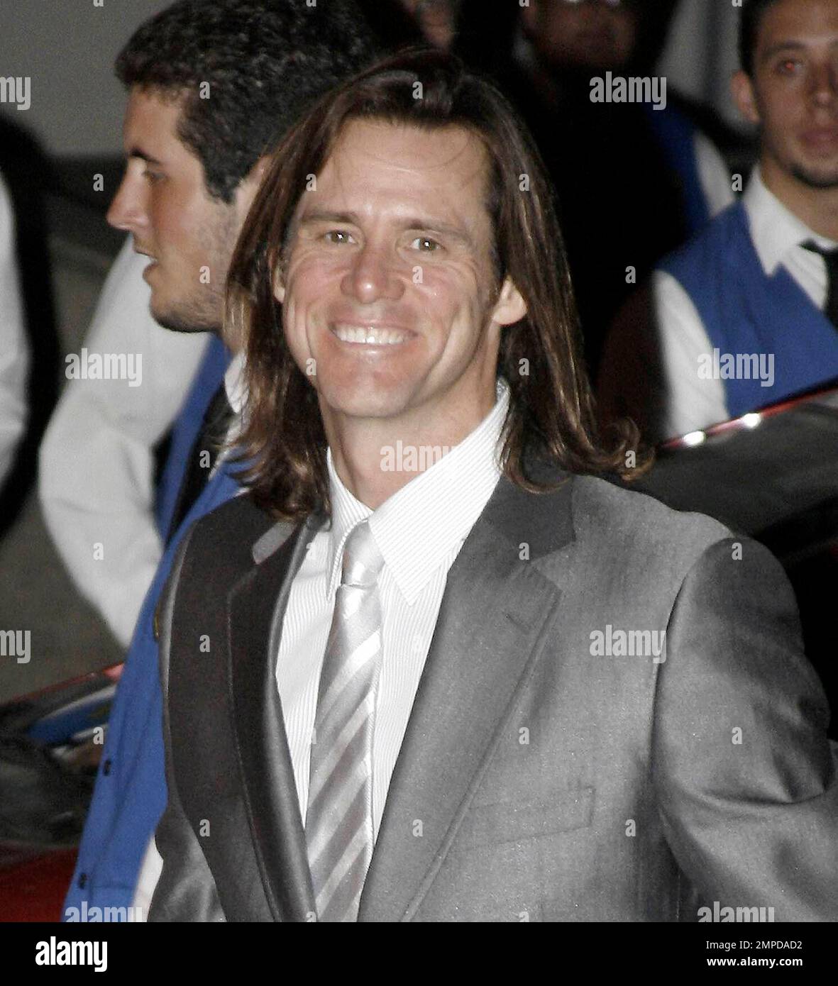 Jim Carrey e Jenny McCarthy arrivano alla festa solo su invito per dare ...