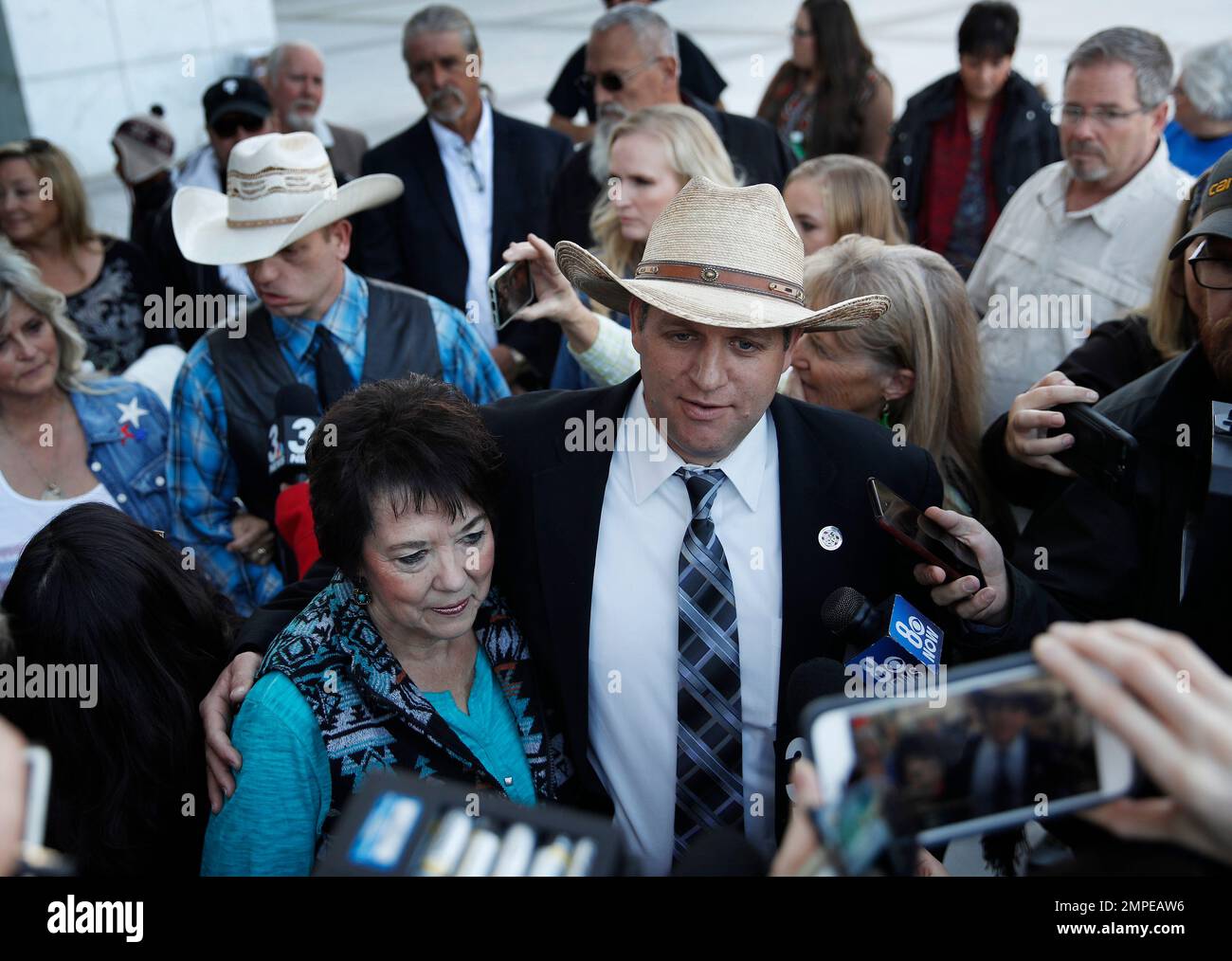 Ammon Bundy, right, and Carol Bundy, wife of Nevada rancher Cliven ...