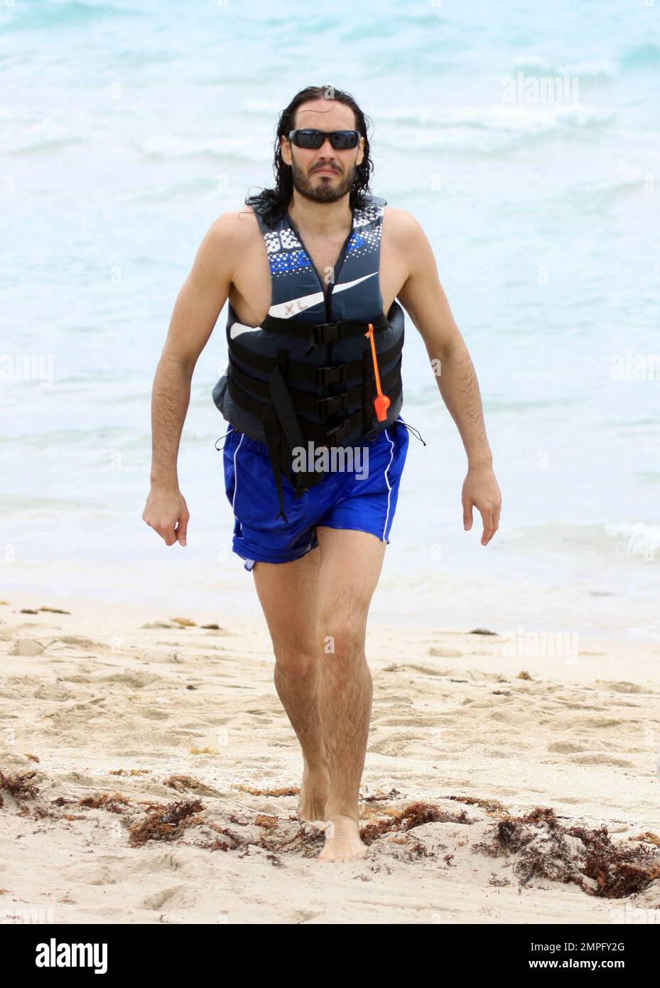 Russell Brand ama il suo primo giorno a Miami facendo un giro in moto d ...