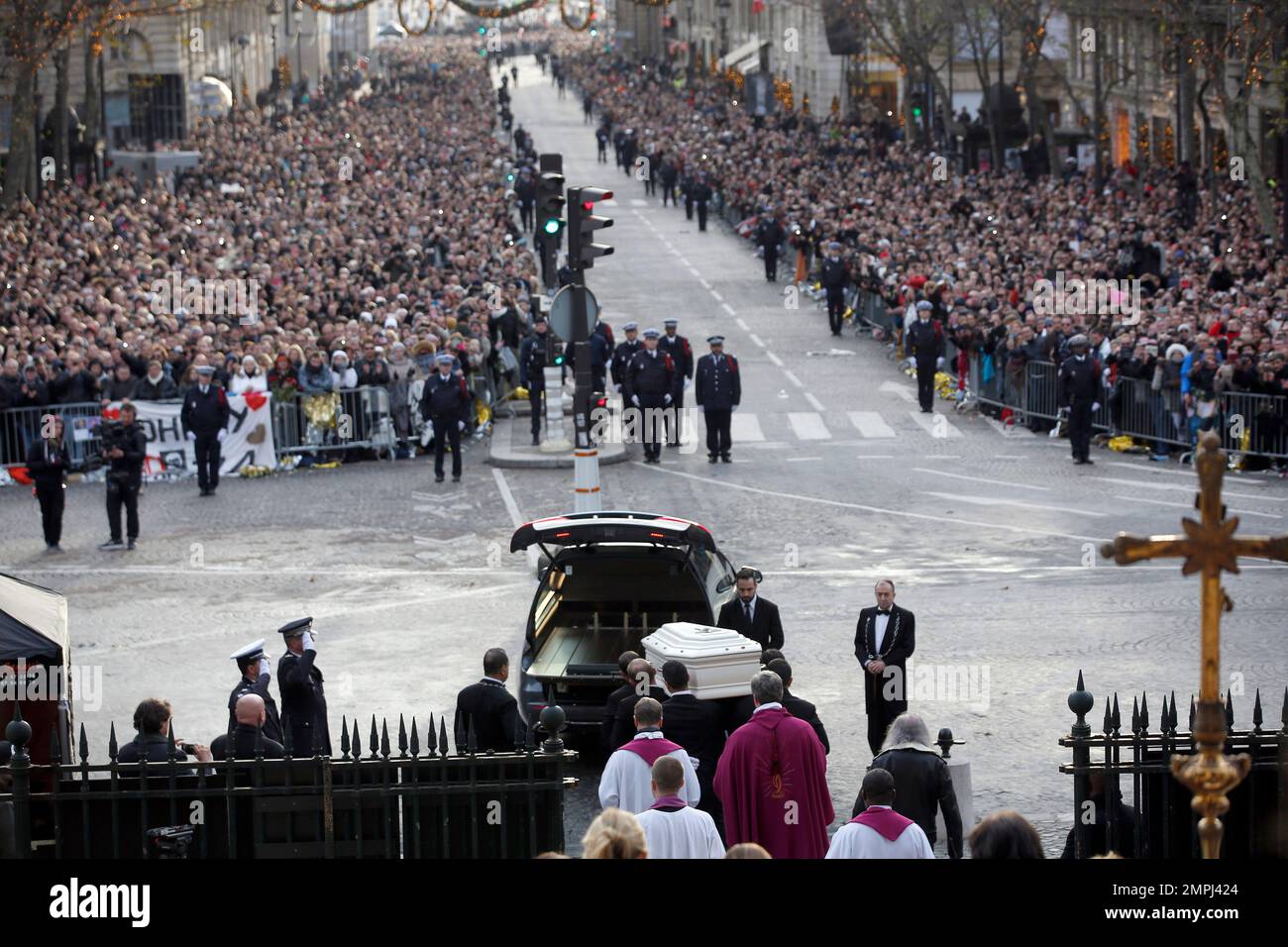Pallbearers load the coffin of French rocker Johnny Hallyday into a ...