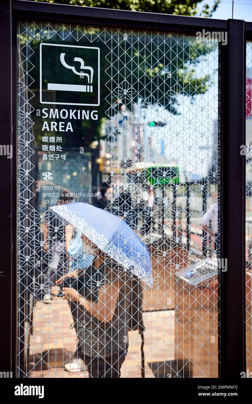 Tokyo japan smokers immagini e fotografie stock ad alta risoluzione - Alamy