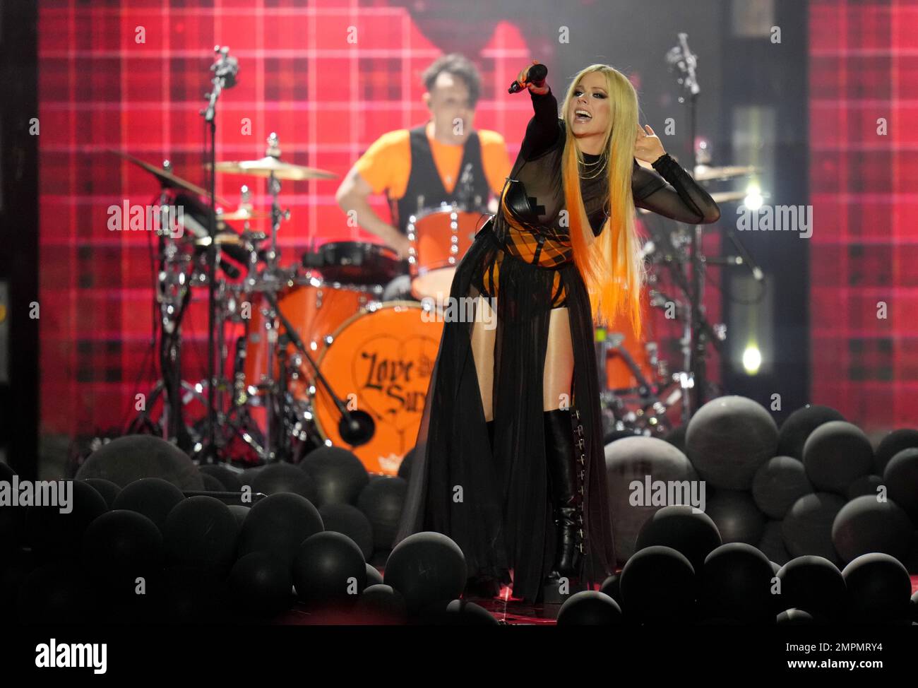 Avril Lavigne suona durante i Juno Awards a Toronto domenica 15 maggio ...
