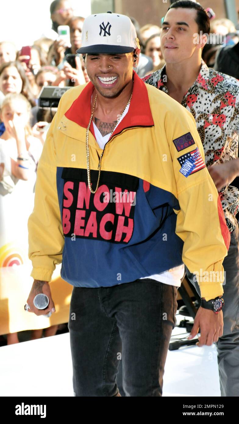 Chris Brown suona dal vivo sul "Today Show" della NBC al Rockefeller ...