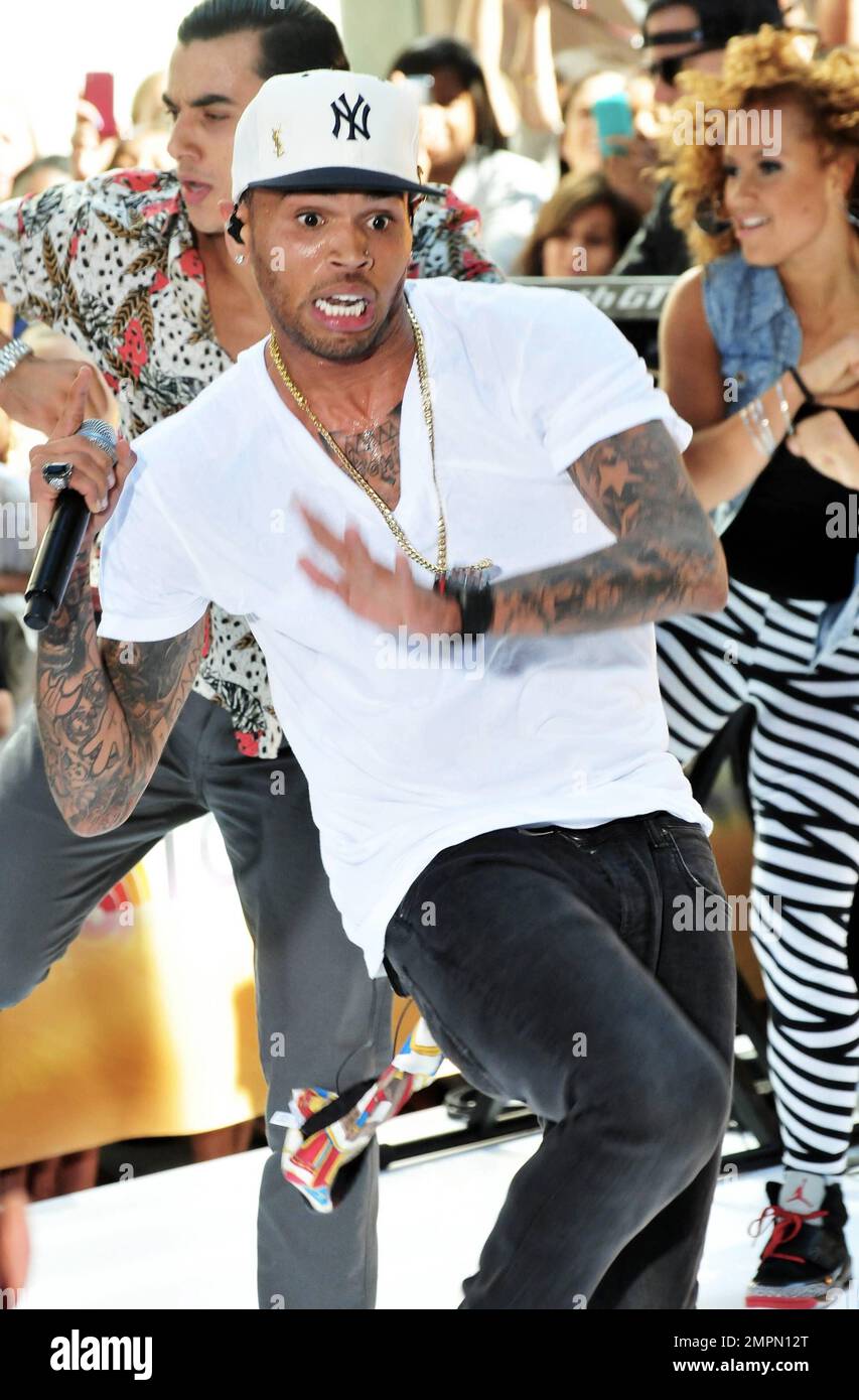 Chris Brown suona dal vivo sul "Today Show" della NBC al Rockefeller ...