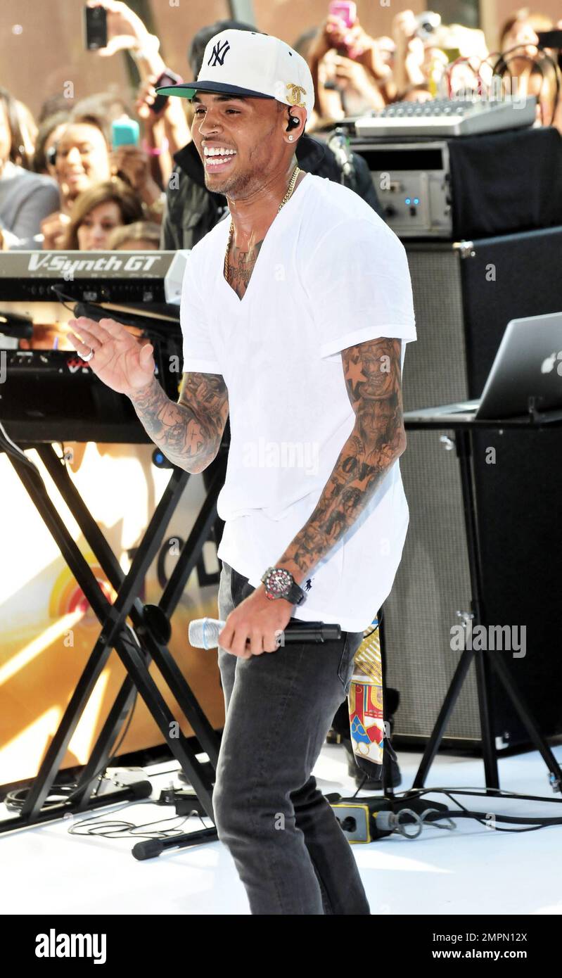 Chris Brown suona dal vivo sul "Today Show" della NBC al Rockefeller ...