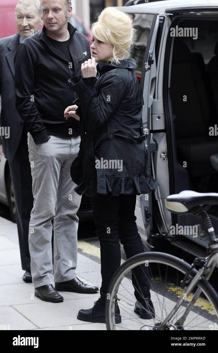 ESCLUSIVO!! La cantante pop eccentrica si è trasformata in artista blu ...