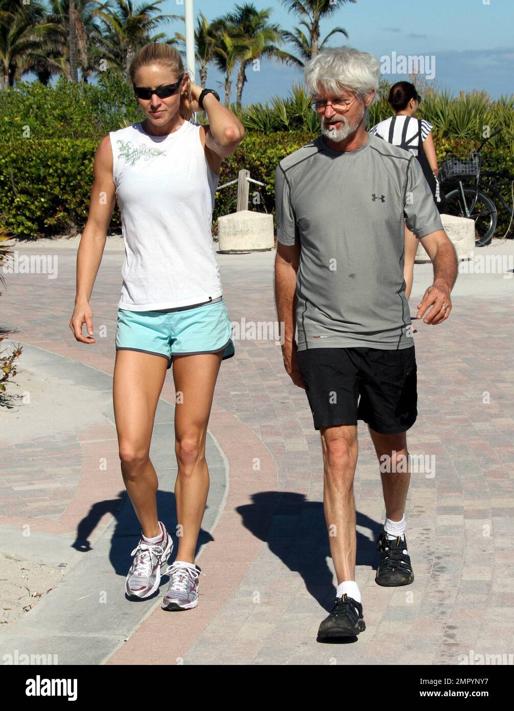 La nuova fidanzata di Alex Rodriguez, Ella Magers, fa una passeggiata ...