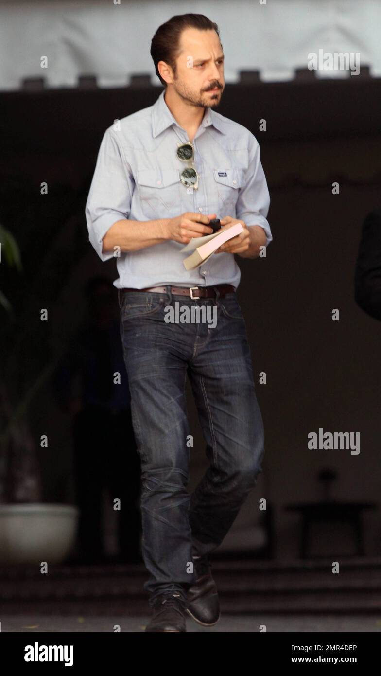 ESCLUSIVO!! L'attore Giovanni Ribisi sembra rifinire in una camicia blu ...