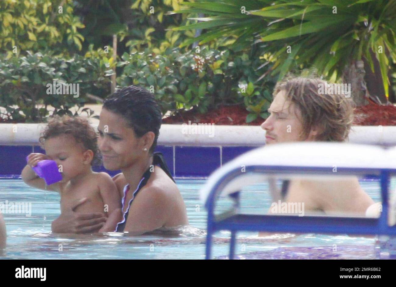 Halle Berry, Gabriel Aubry e la loro figlia Nahla giocano in piscina ...