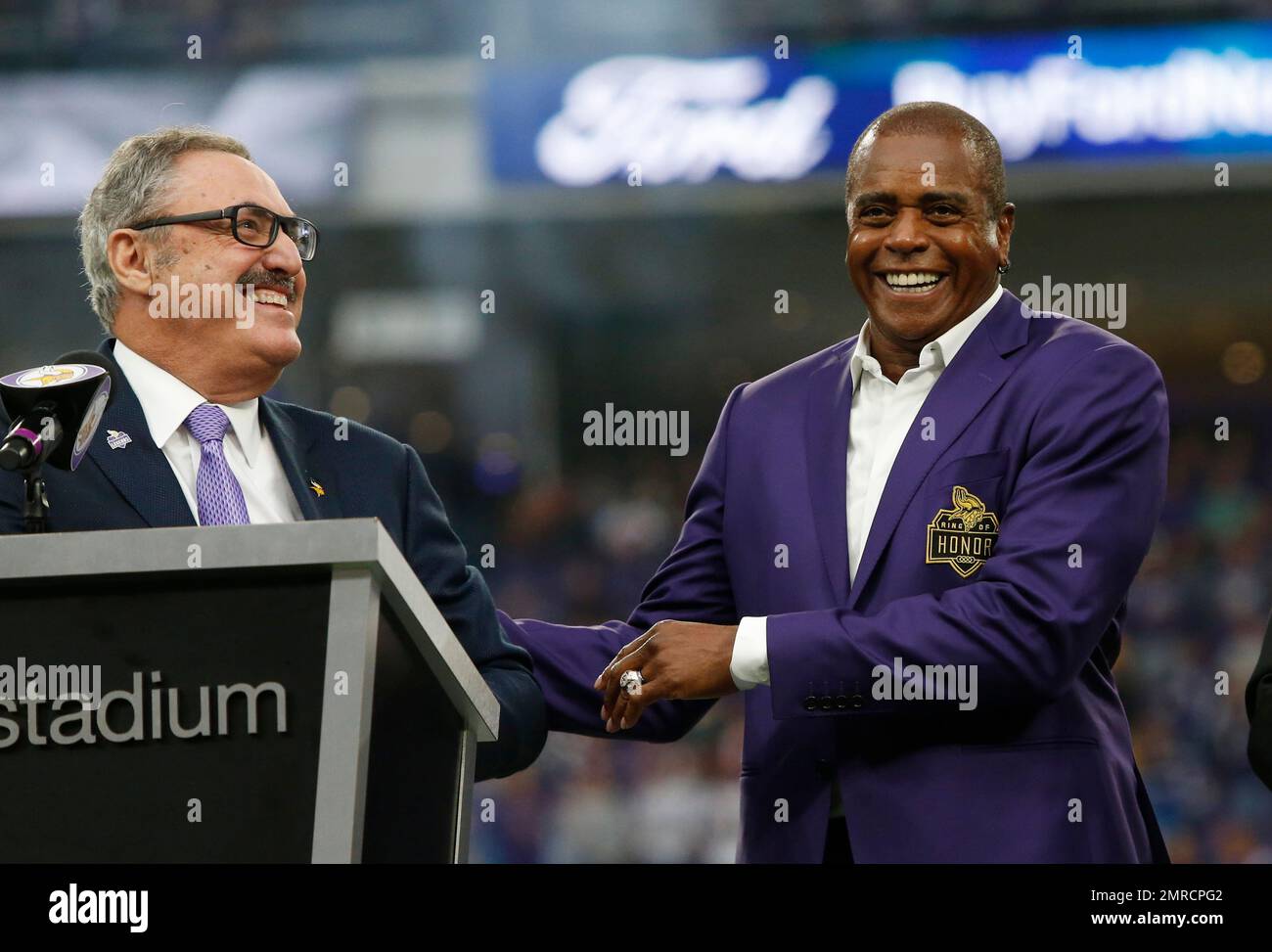 Former Minnesota Vikings wide receiver Ahmad Rashad, center, talks with ...