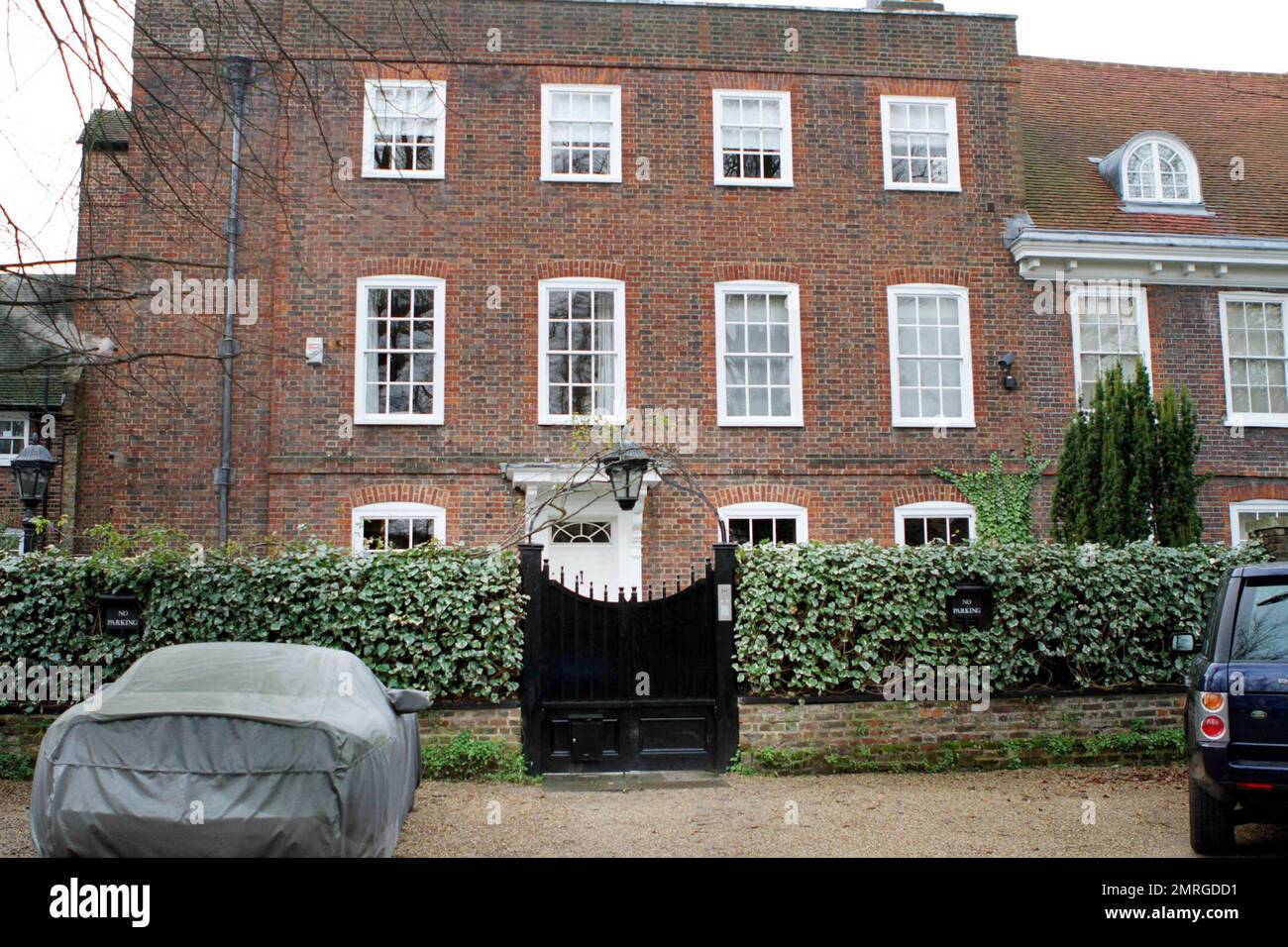 Vista esterna del nuovo edificio in mattoni rossi dell'epoca georgiana ...