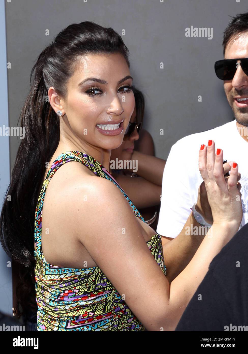 Kim Kardashian fa un'apparizione alla grande festa di apertura di Wet ...