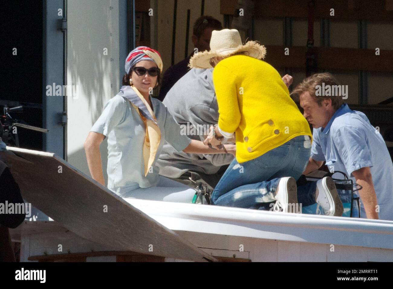 Indossando un involucro modellato sulla testa abbinato a una parte ...