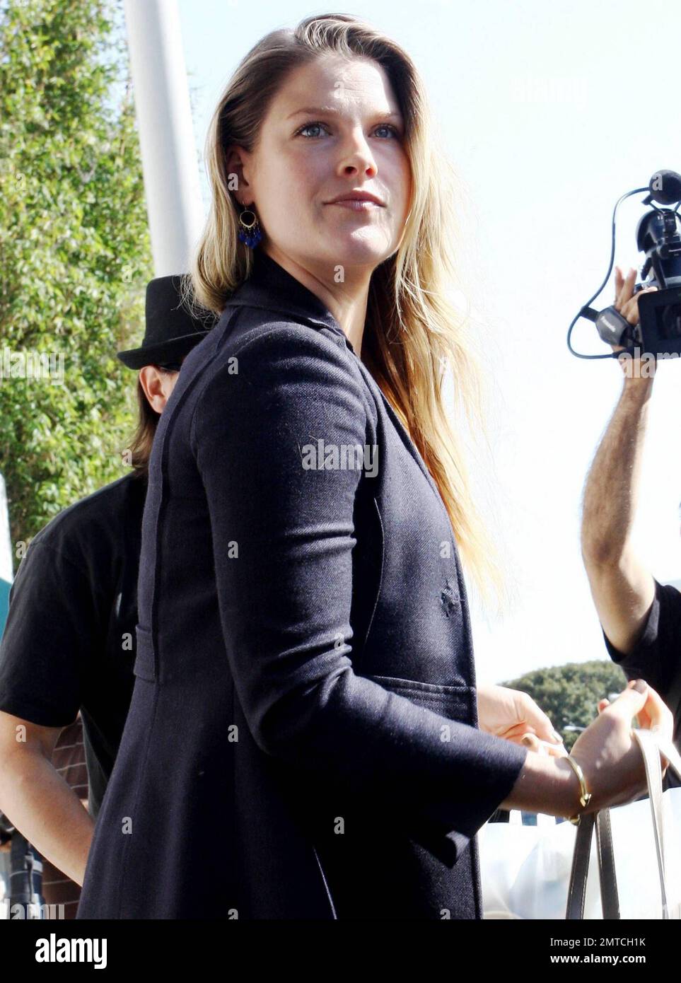 Molto incinta Ali Larter accentua il suo bump del bambino con una ...