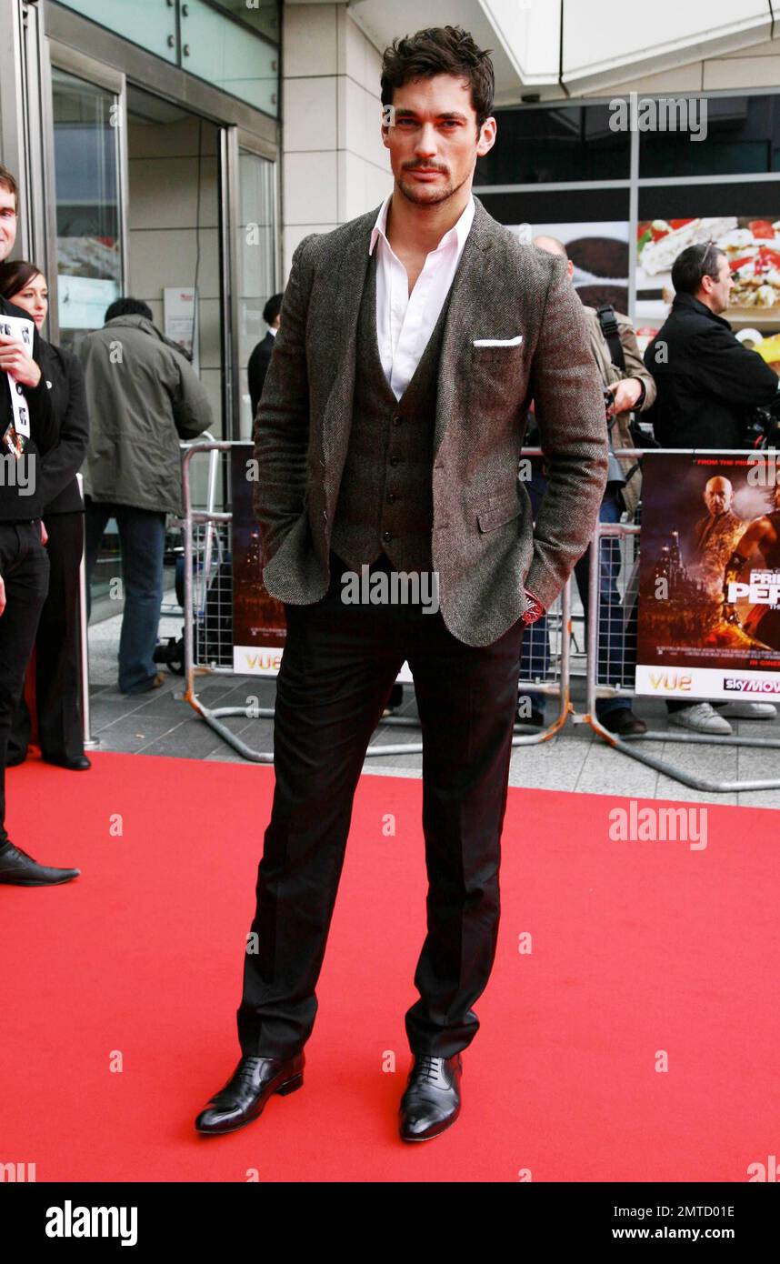 Il modello maschile David Gandy cammina sul tappeto rosso alla prima ...