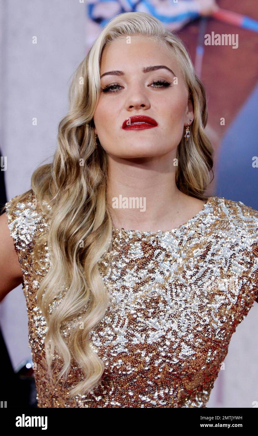 Amanda Michalka cammina il tappeto rosso in un mini sequin oro alla ...