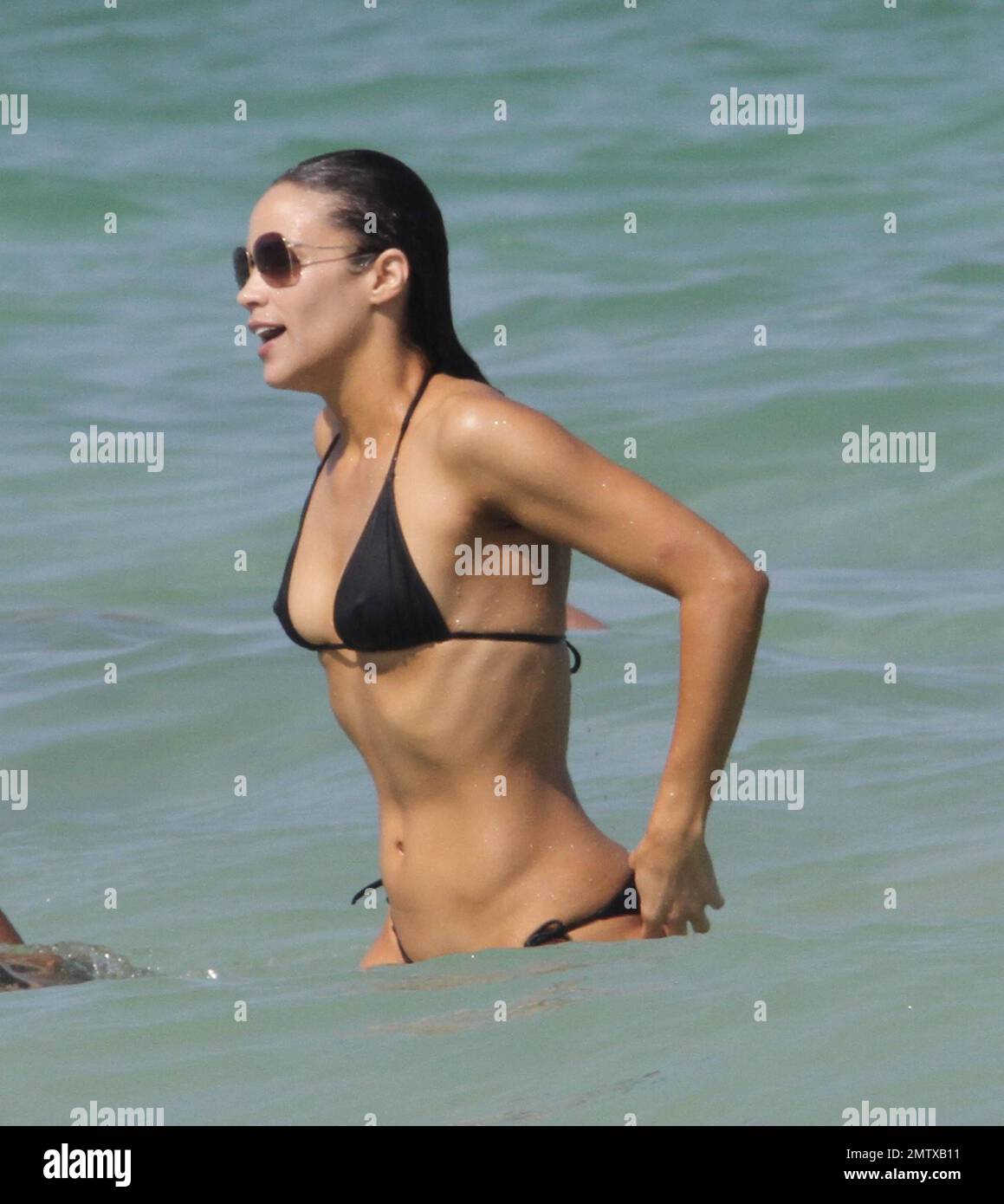 ESCLUSIVO!! Robin Thicke e sua moglie Paula Patton sfoggiano i loro corpi da spiaggia perfetti ...