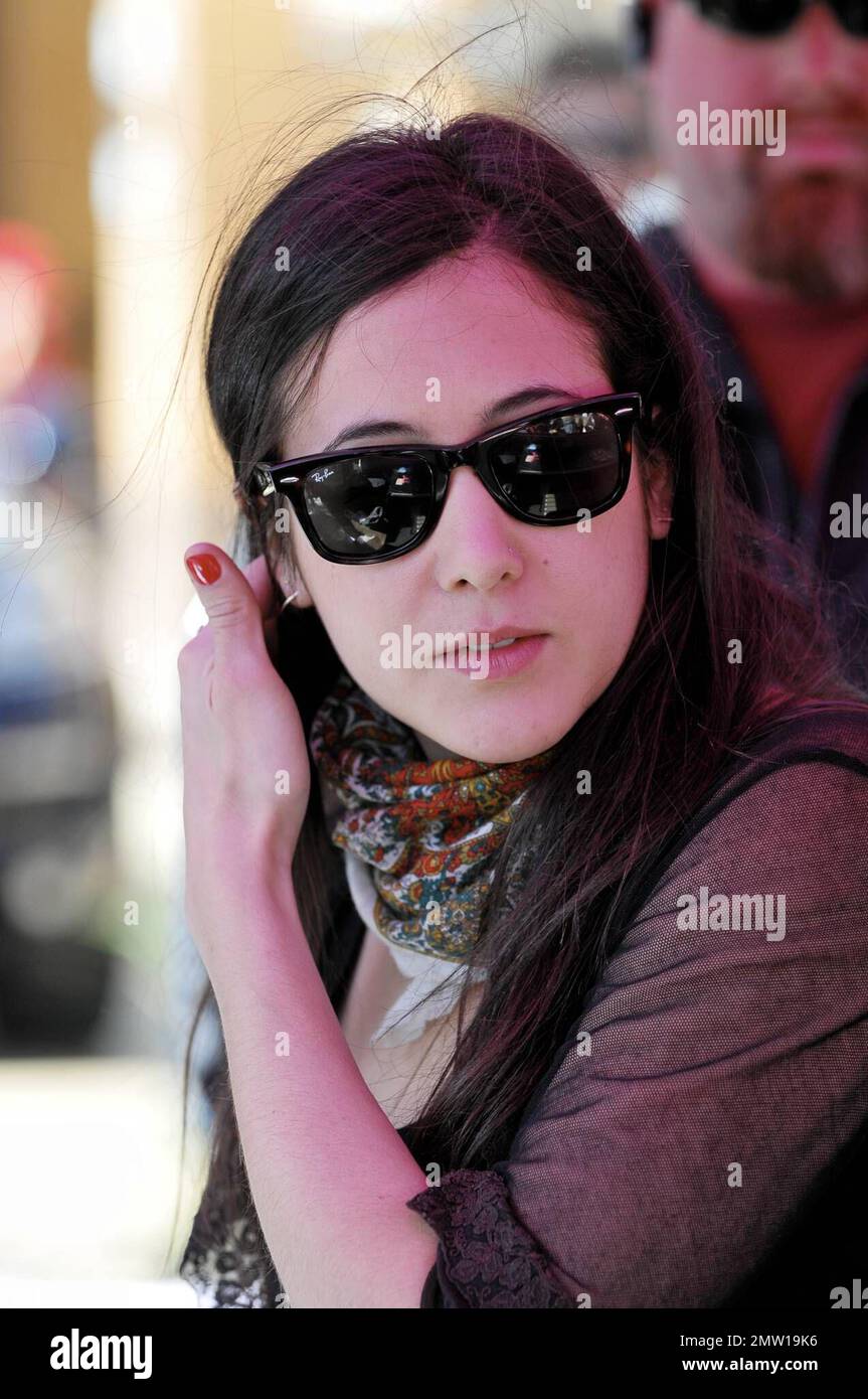 La cantante Vanessa Carlton firma autografi per i fan in un evento che ...