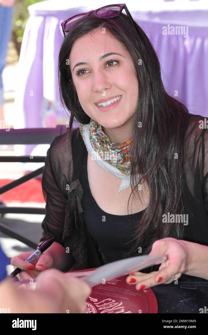 La cantante Vanessa Carlton firma autografi per i fan in un evento che ...