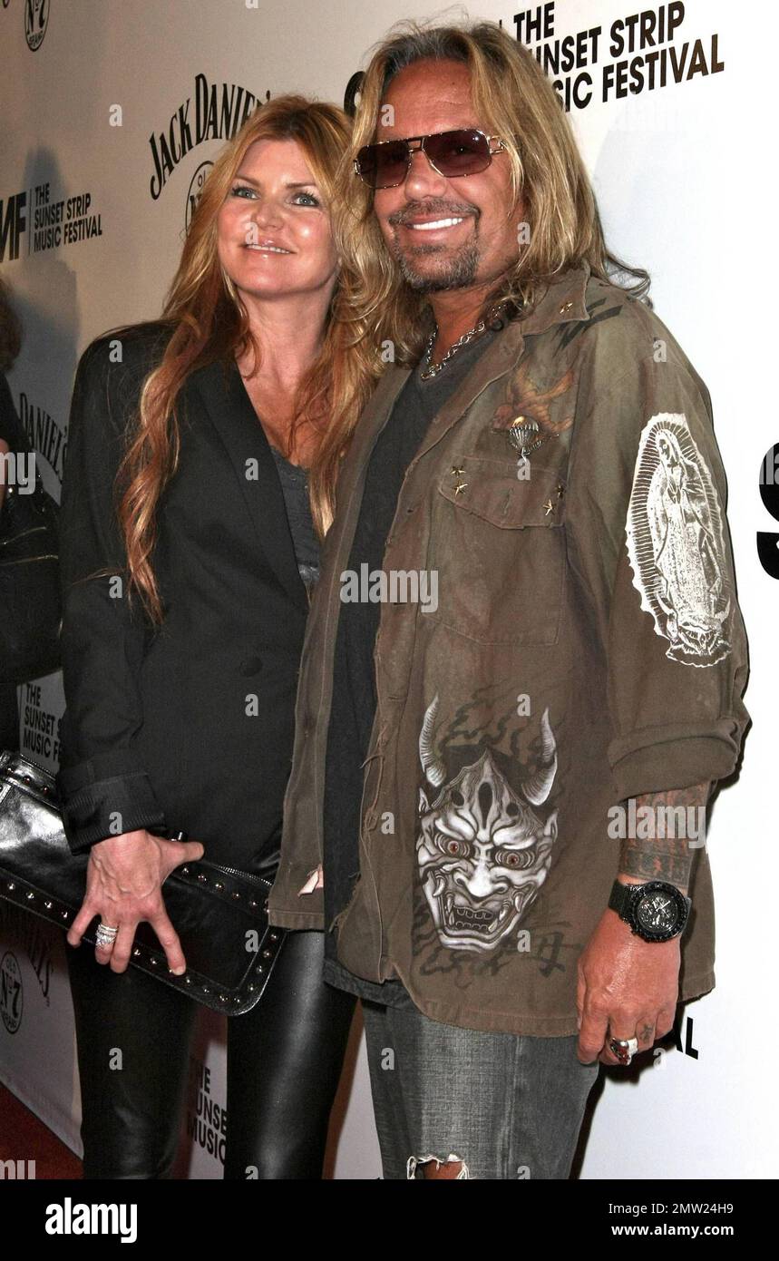 Vince Neil ha la mano con una nuova ragazza che arriva al Sunset Strip ...