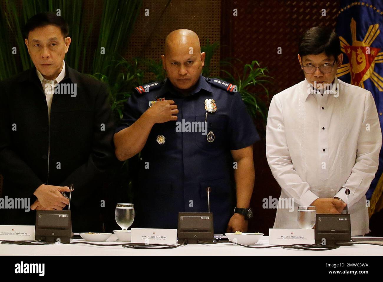 Philippine National Police Chief Ronald dela Rosa, center, prays with ...