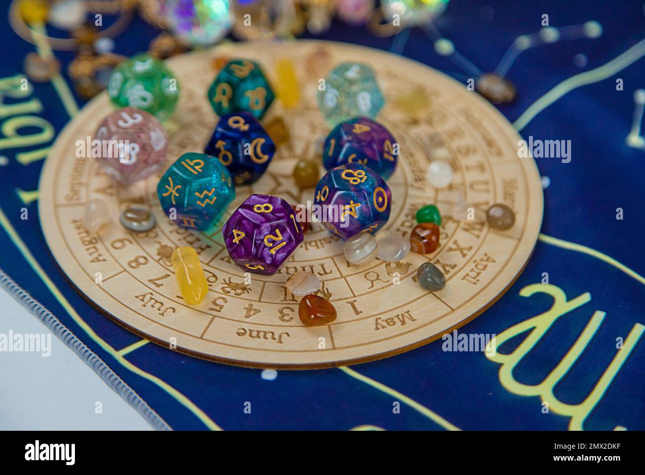 Numeri di numerologia sull'astrologia della tabella. Messa a fuoco ...