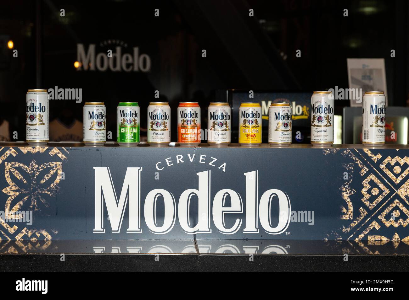 Diversi tipi di birre Modelo in mostra durante la galleria pop-up ...