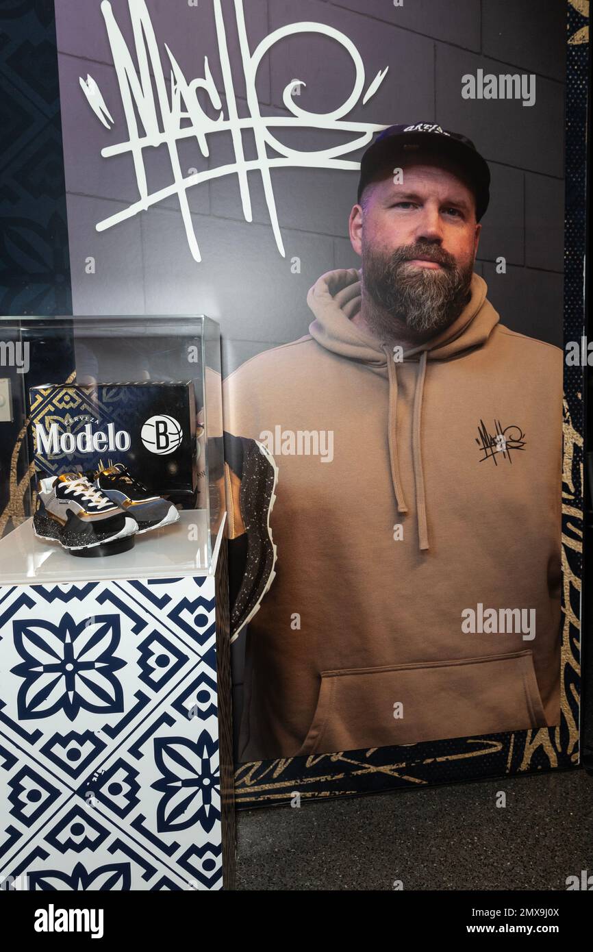 Sneakers di Daniel Gamache e poster dell'artista in mostra alla ...