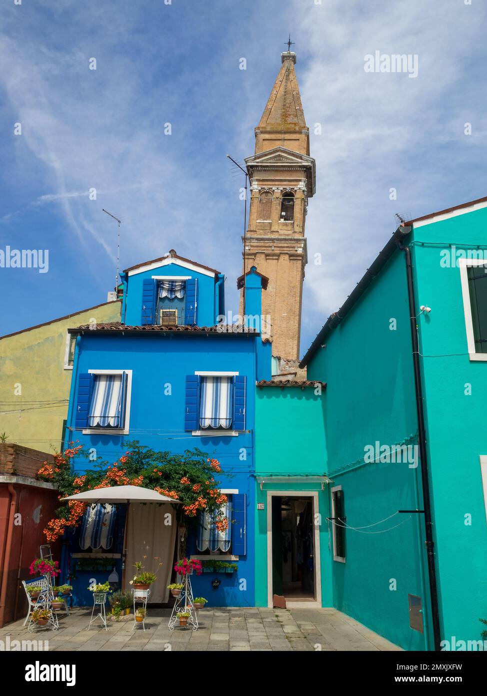 Case torri colorate immagini e fotografie stock ad alta risoluzione - Alamy