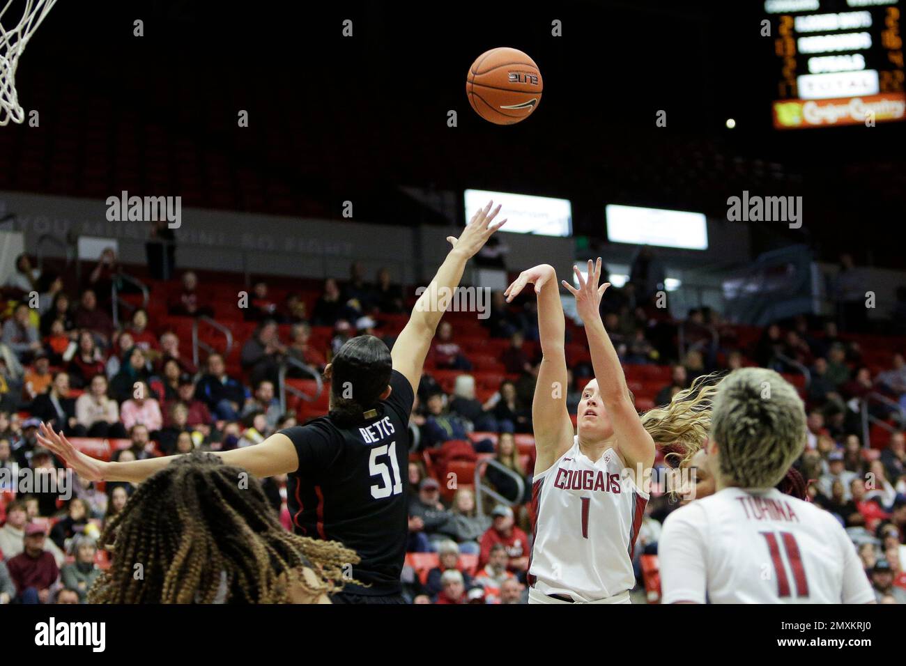 Washington State guard Tara Wallack (1) shoots while defended by ...