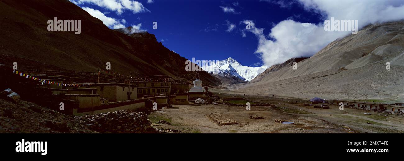 Mount everest rongbuk monastery immagini e fotografie stock ad alta ...