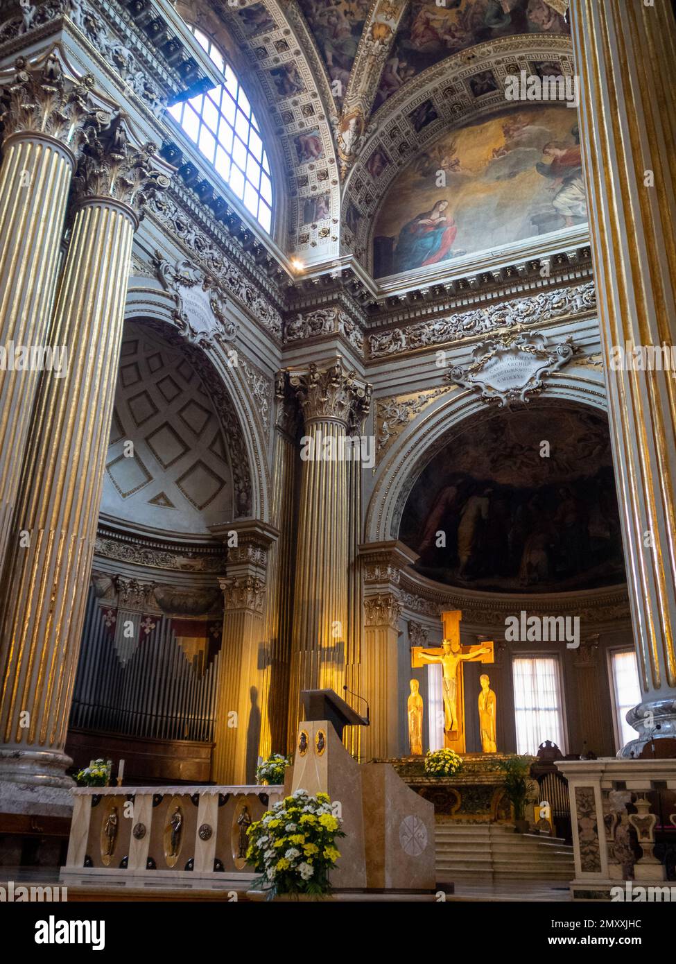Baroque wooden altar immagini e fotografie stock ad alta risoluzione ...