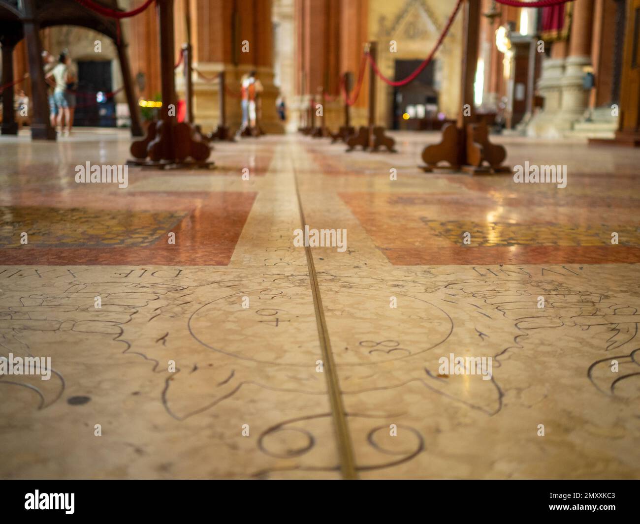 Linea Meridiana di Cassini sul pavimento della Basilica di San Petronio ...