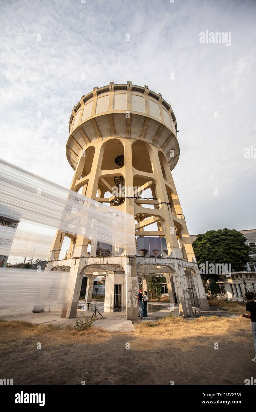 Involucro plastico visto intorno alla Metropolitan Waterworks Authority Maen si (Water Towers ...