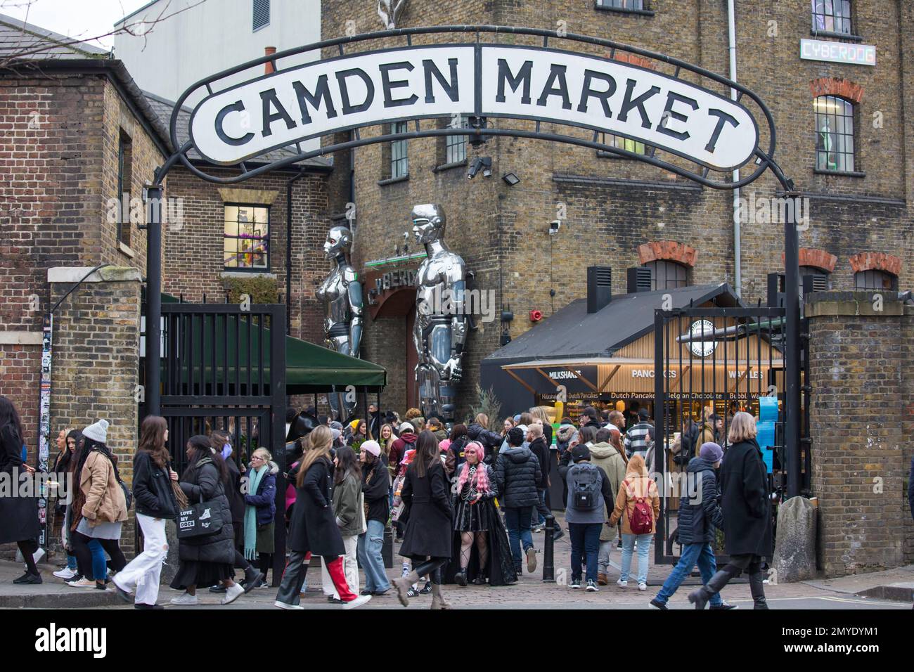 Cartello d'ingresso al Camden Market con Goths and Tourists London Foto ...