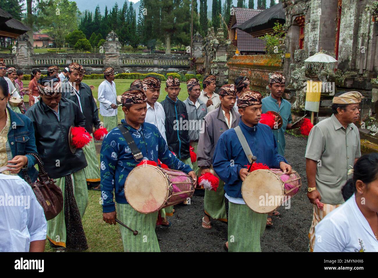Musicisti balinesi che trasportano gli strumenti tradizionali in ...