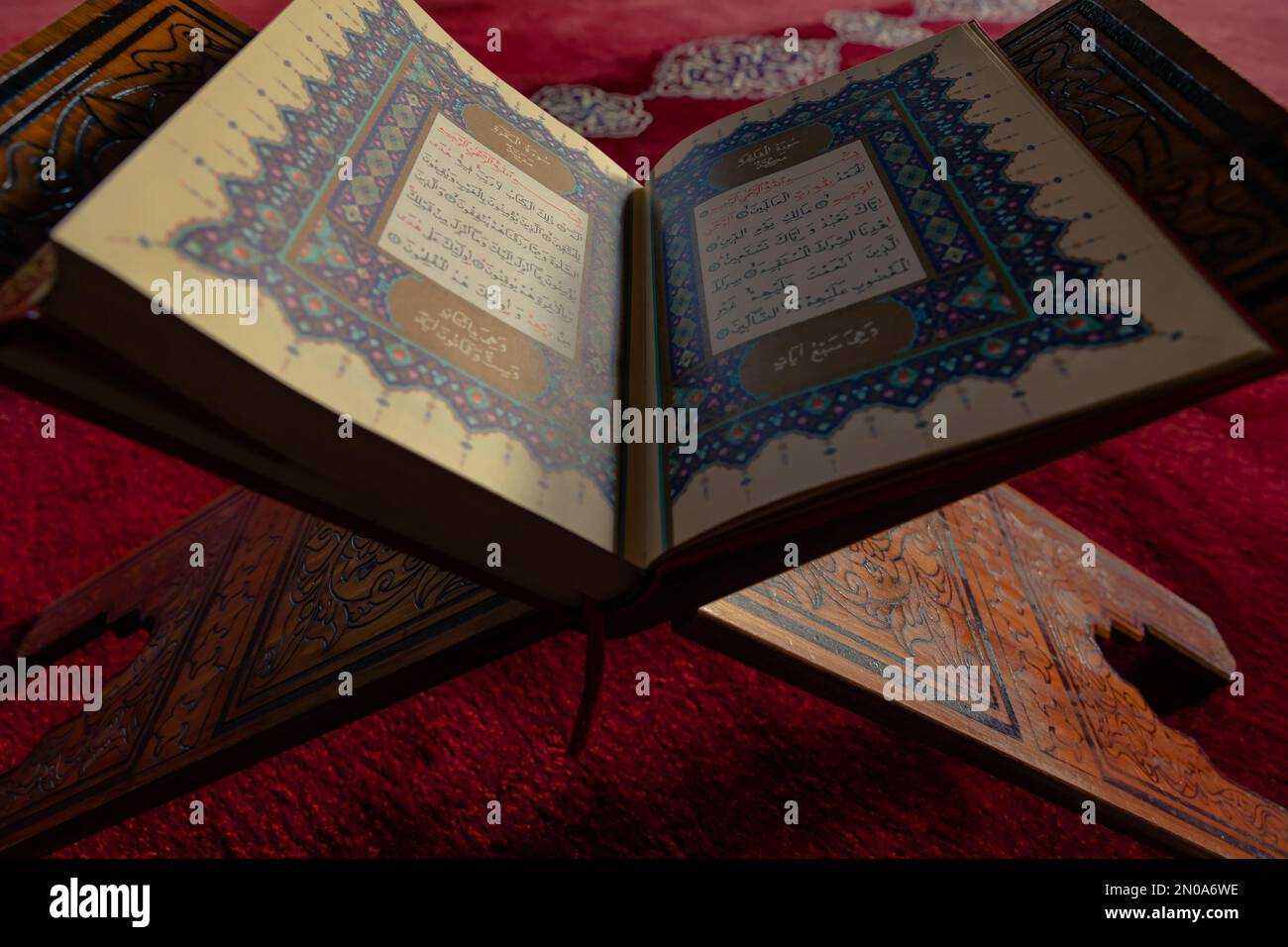 Il Corano Santo o Kuran-i Kerim sul leggio. Foto islamica. Ramadan o ...