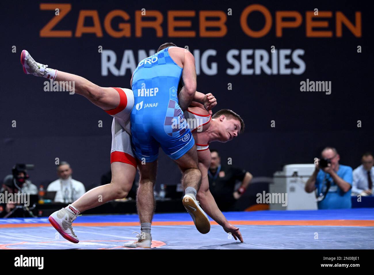 ZAGABRIA, CROAZIA – FEBBRAIO 05: Filip Sacic di Croazia (blu) compete ...