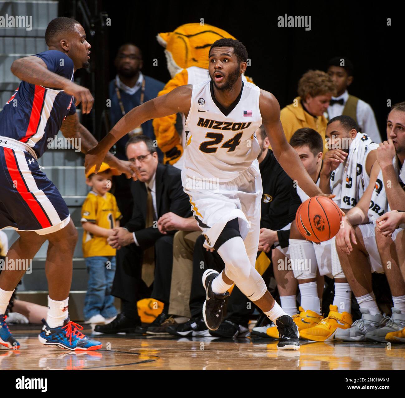 Missouri's Kevin Puryear, right, dribbles around Auburn's Cinmeon ...