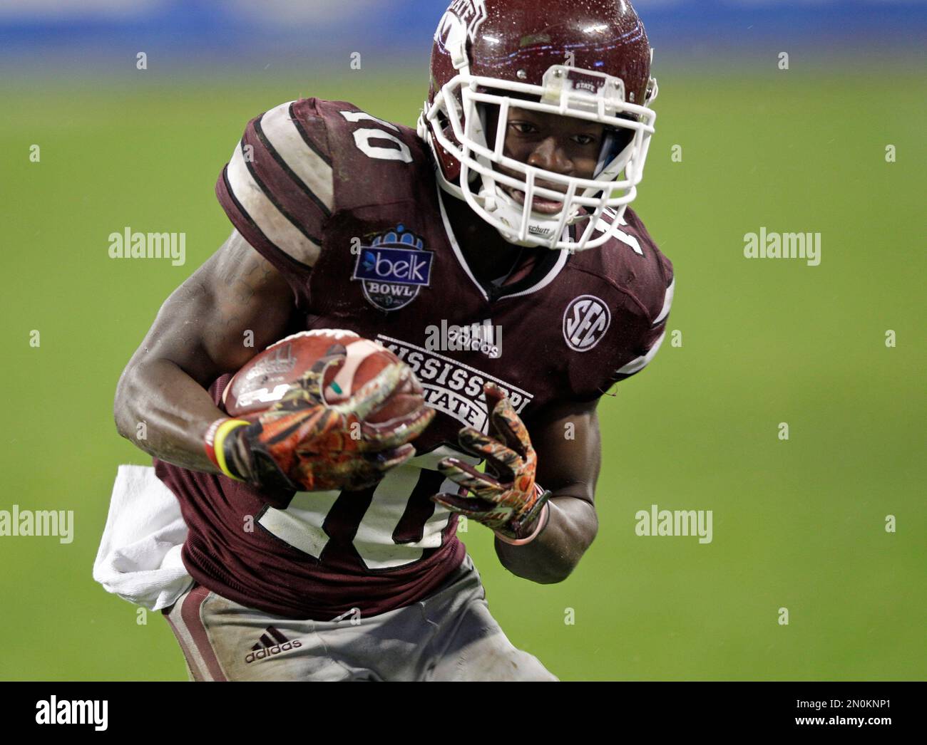 Mississippi State running back Brandon Holloway (10) runs for a ...